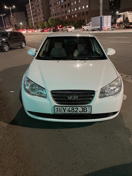 Hyundai elantra sotiladi