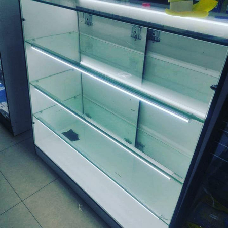 полки и стеклянные ветрины.