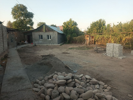 Срочно продаётся участок в чирчике 5 соток 3 ком
