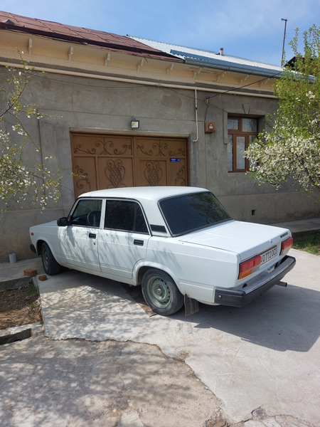 Vaz 2107 sotiladi