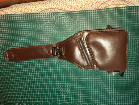 Сумка слинг из натуральной кожи