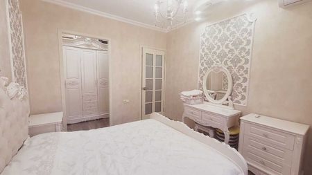 Cрочно продается квартира в Ташкенте ! Мирзо-Улугбек 3/3/4  (J3819)