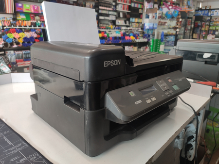 Epson m200 tri vadnom