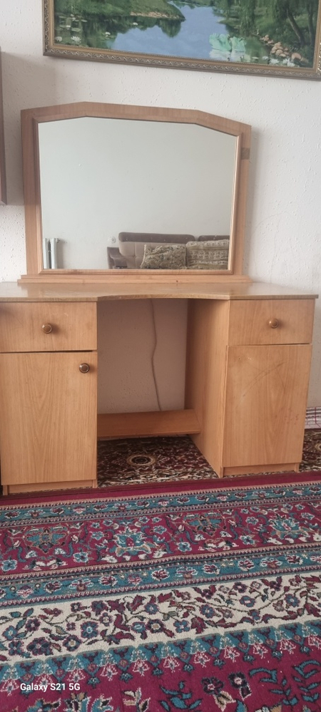 Sroshniy mebellar sotiladi.