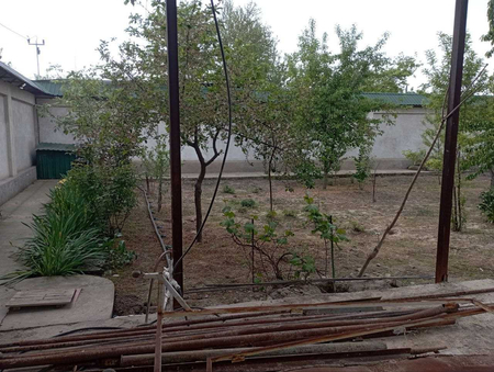Продаётся дом  на 6 сотках земли. На  стороне Узбума