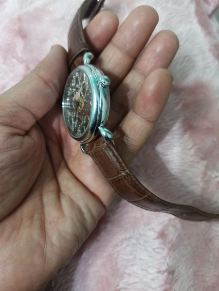 Vacheron Constantin Geneve 
Rimishoklari jigarang ariginal soat
Karobk