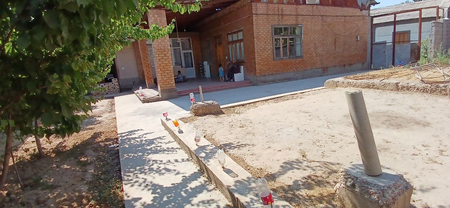 Oxangaronda srochna uy (hovli-joy) sotiladi.