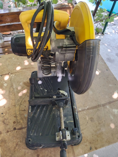 Труборез DeWalt в хорошем состоянии.