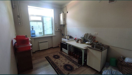 Продаётся 2 комнатная квартира на 1 этаже в кирпичном доме на Карасу 1