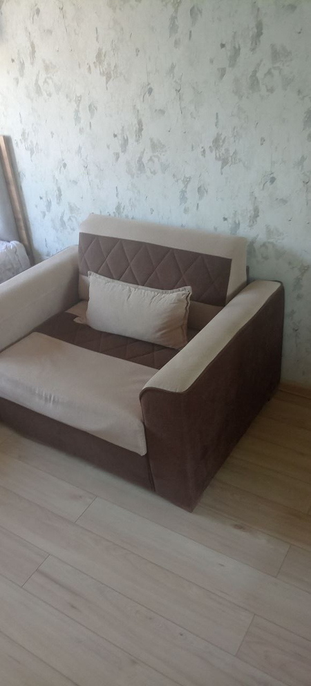 Кресло кровать почти новые , раскладные 2 штуки хорошего качества.