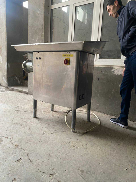 Go'sht maydalagich (myasorubka) uskunasi sotiladi. Kolbasa uchun
