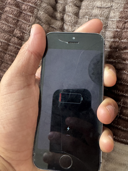 iphone 5s hama yodi iwlidi aybi aykloti bor ekran singan sms oqidi ..