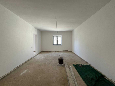 3.5 sotiqli 2 qavatli hovli sotiladi.