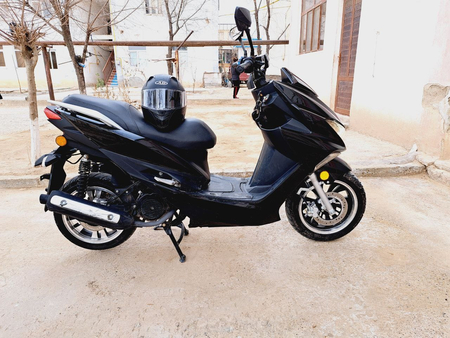 Benzinli skuter sotiladi kaskasi bilan birga 100 km 3 litir yeydi