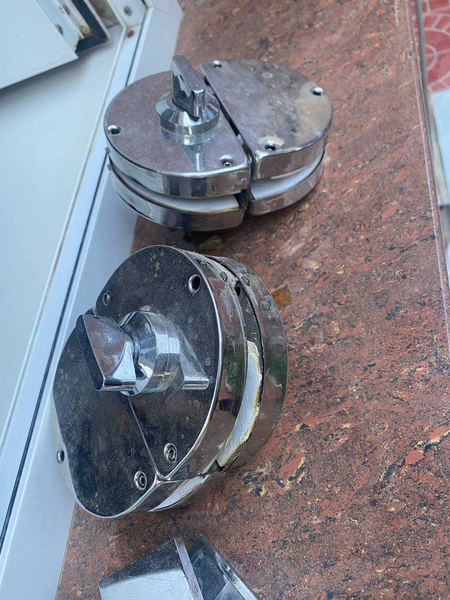 стеклянный дверь