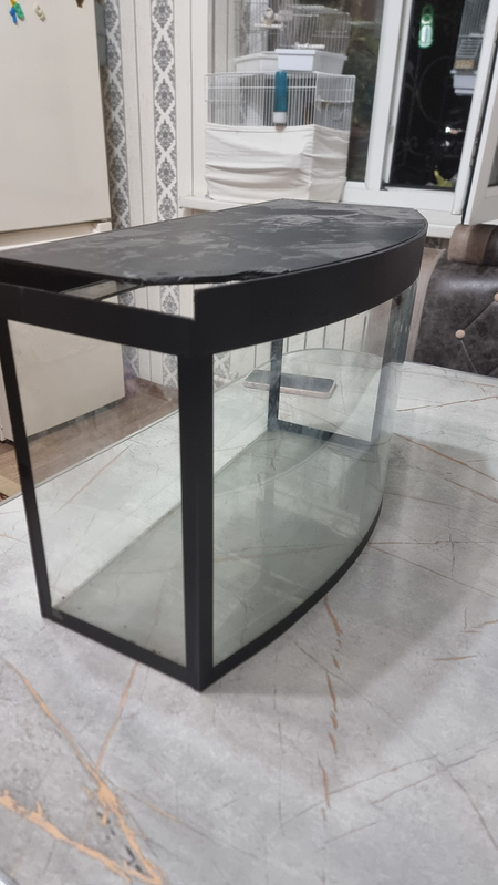 Akvarium sotiladi tahminan 40 litrli