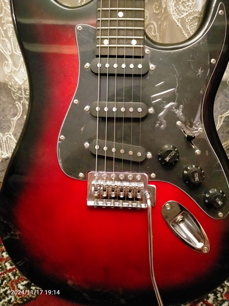 Gitara yangi sotiladi