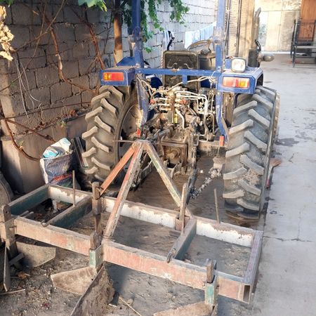 Mini traktor bog'dorchilik uchun mo'ljallangan 50 ot kuchiga ega.