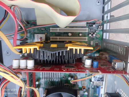 Видеокарта рабочая в хорошем состоянии. Nvidia GeForce GT 220 1GB DDR3