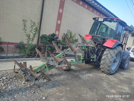 Traktor sotiladi