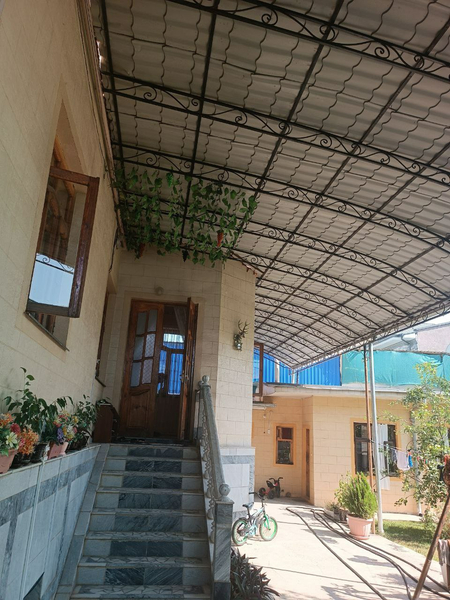 Циолковского-Кизилсу,2этажа,8соток,8комнат,2холла, 2кухни, 3 сан узла