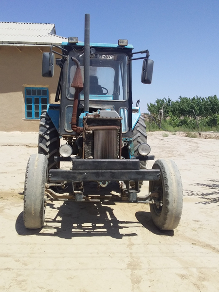 Traktor sotiladi