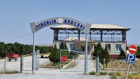 400 гектарлик боғ бино иншоотлари билан сотилади