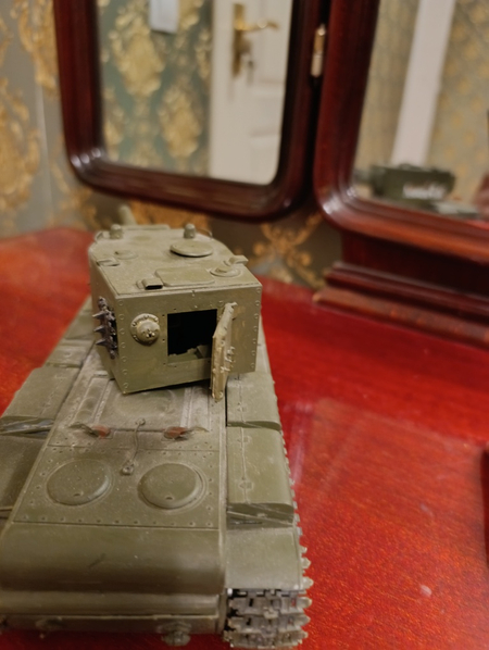 Продам модель танка кв- 2, срочно