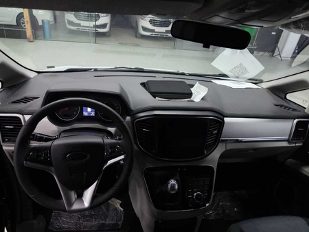 JAC M4  qora oq ranglari nalichida bor