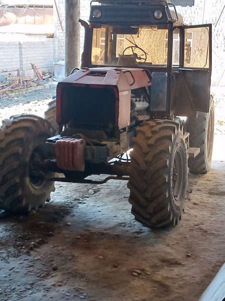 Traktor sotiladi.