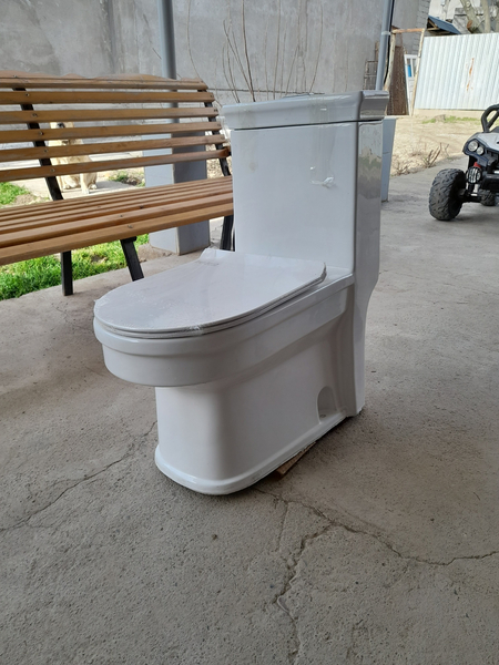 Продам новые лытие унитазы.