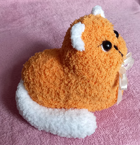 Маленькая вязаная кошечка