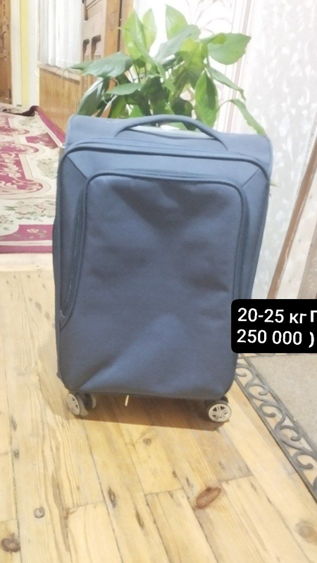 Чемодан разные прочный