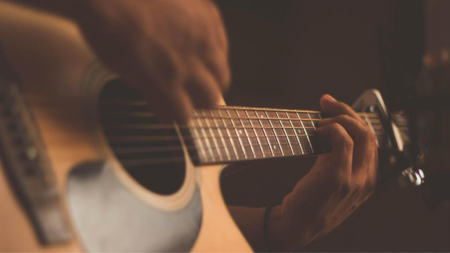 Gitara chalishni va Gitarada qoʻshiq aytishni oʻrgatamiz
