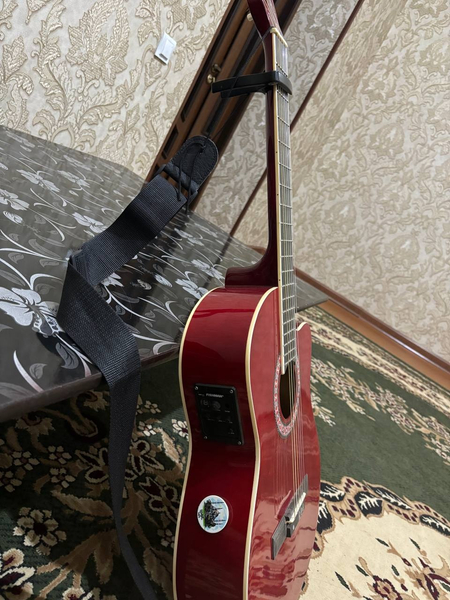 Klacc Gitara sotiladi