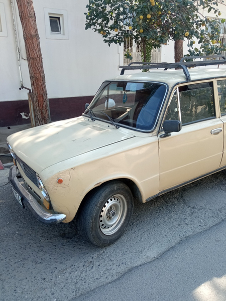 Vaz 21011 sotiladi