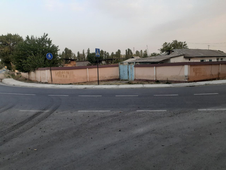 Uy hovli sotiladi 15 sotix 5 xonali uy