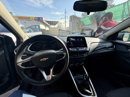 Продаю Chevrolet Onix 2023 год Механика 3 позиция!!! Родная краска