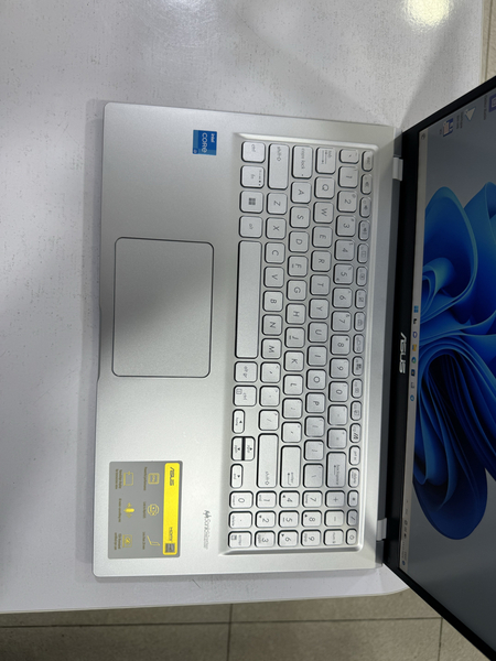Asus limited edition core i3 full komplektda 4 kun ishlagan vaqti