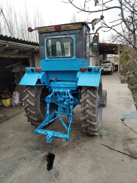 Srochno traktor sotiladi