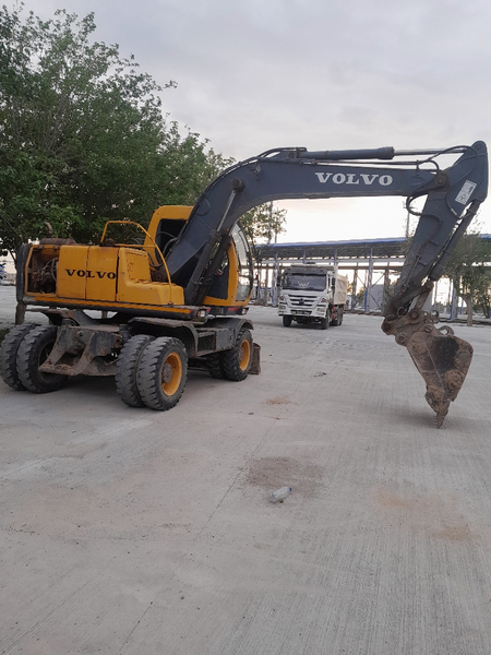 Volvo 130 sotladi 45000$