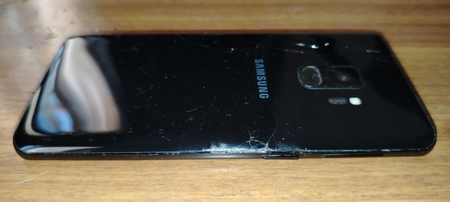 Samsung Galaxy S9 (есть трещины)