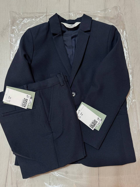 В наличии элегатный костюм для мальчика от h&m
