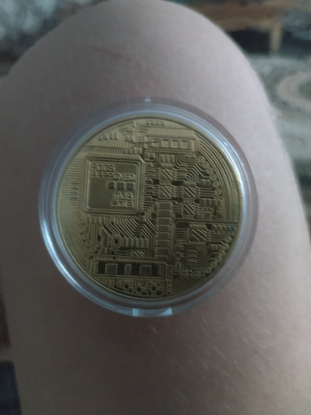 Сувенирная монета Bitcoin.