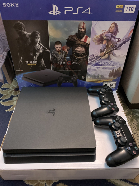 Playstation4 slim 1TB 15 игр два джестика как на фото