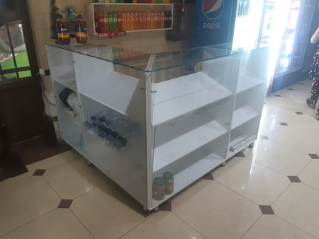 Магазинга стикланни полка янги