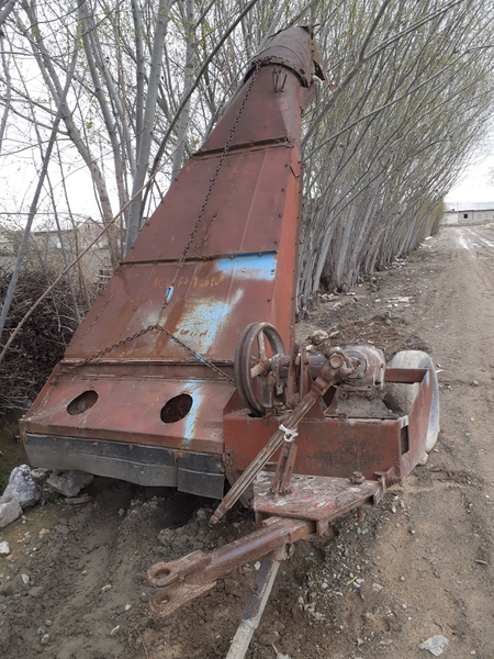 Traktor va kir birgalikda sotiladi