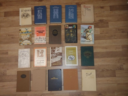 Книги разные по смыслу и содержанию.