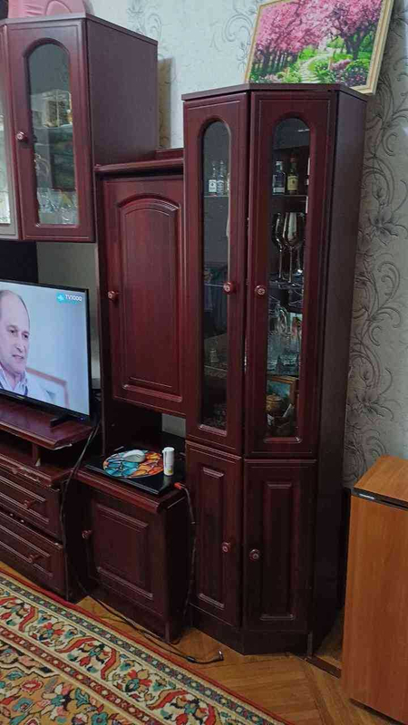 продается стенка и стол книга