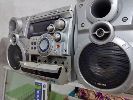 Samsung musiqiy sentr xolati zoʻr 
Aux .disk .radio ishleydi.
Pulti yu